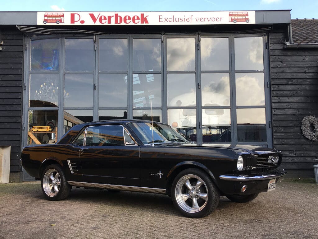 Ford Mustang huren | P. Verbeek | Zelf rijden in deze oldtimer trouwauto