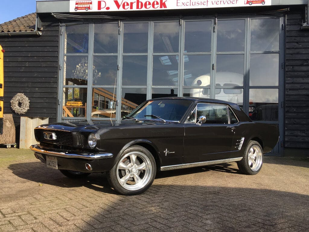 Ford Mustang huren | P. Verbeek | Zelf rijden in deze oldtimer trouwauto